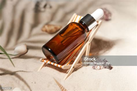 여름 자외선 차단제 본질은 조개와 바다별이 있는 모래 배경의 갑판 의자에 있습니다 B 열대 기후에 대한 스톡 사진 및 기타 이미지 열대 기후 유기농 해변 Istock