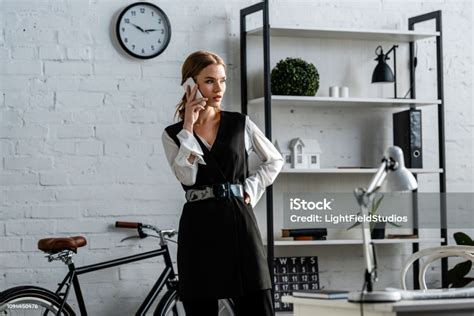 손으로 엉덩이 사무실에서 스마트폰 얘기에 공식적인 마모에 사업가 기업 비즈니스에 대한 스톡 사진 및 기타 이미지 기업 비즈니스 무선 기술 백인종 Istock