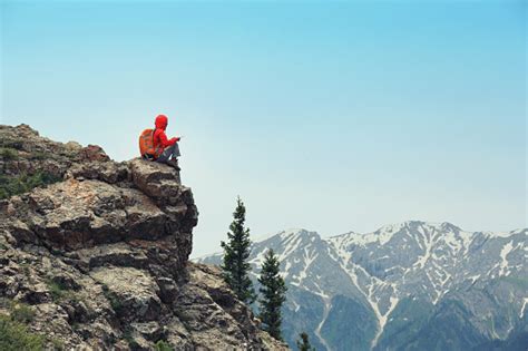 성공적인 여성 배낭 은 산 피크 절벽에 디지털 태블릿을 사용 검은색에 대한 스톡 사진 및 기타 이미지 검은색 구름 풍경 돌 바위 Istock