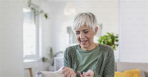 손가락에 랜슬릿을 사용하는 성숙한 여성 거실에서 집에서 혈당 검사를 하는 여자 사진 Unsplash의 인슐린 이미지