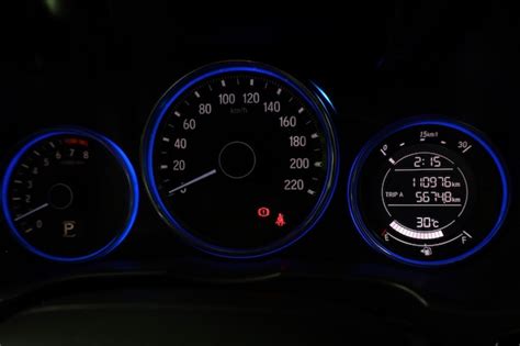 조명 자동차 패널 계기 속도계와 현대 자동차 대시보드 프리미엄 사진