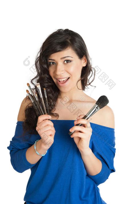 漂亮的黑发女郎拿着化妆刷图片 包图网企业站