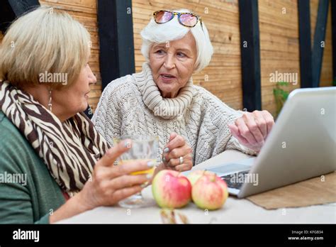 Donne Anziane Immagini E Fotografie Stock Ad Alta Risoluzione Alamy