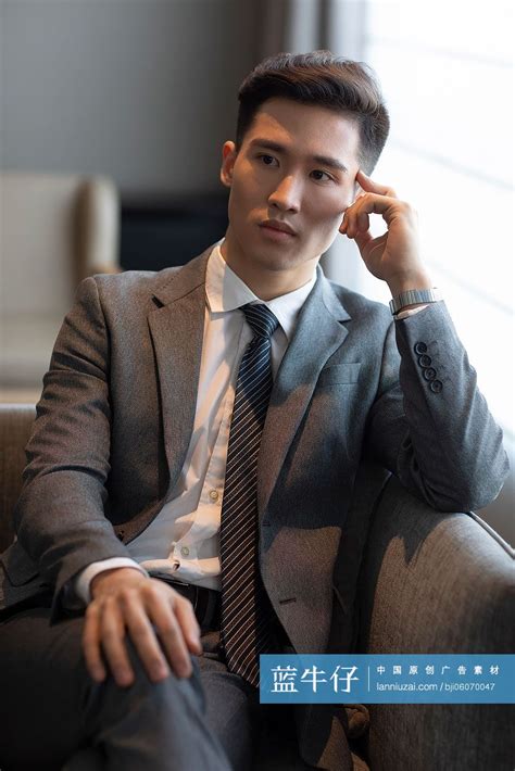 年轻商务男士在酒店房间里 蓝牛仔影像 中国原创广告影像素材