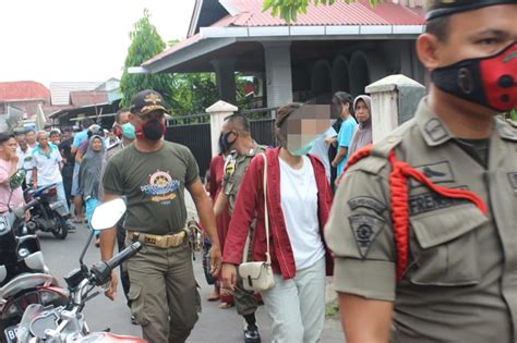 Dua Pasang Remaja di Padang Tertangkap Basah berbuat Mesum di Amankan Satpol PP - SuaraIndo.id
