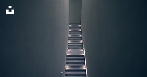 흰 벽과 검은색과 흰색 줄무늬 바닥이 있는 좁은 복도 사진 Unsplash의 무료 회색 이미지