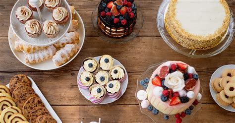 케이크 파이 컵케이크 타르트 케이크팝이 있는 테이블 스튜디오는 갈색 나무 배경에 촬영했습니다 플랫 레이 사진 Unsplash의 테이블 이미지