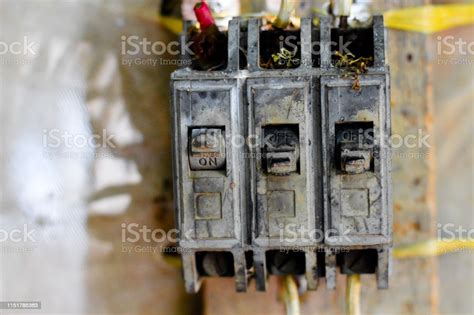 작동 하는 가난한 조건에서 태양에 의해 손상 전기 안전 회로 차단기 상자를 전환 합니다 배전반에 대한 스톡 사진 및 기타 이미지