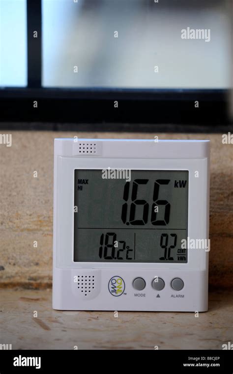 AN ENERGY CONSUMPTION MONITOR DISPLAYING THE TOTAL CURRENT POWER USAGE IN A HOUSE UK Stock Photo