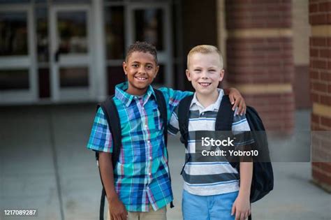 초등학교 건물 밖에 서 있는 두 명의 다양한 학교 아이들의 초상화 다민족 그룹에 대한 스톡 사진 및 기타 이미지 다민족 그룹 다양성 소년 Istock