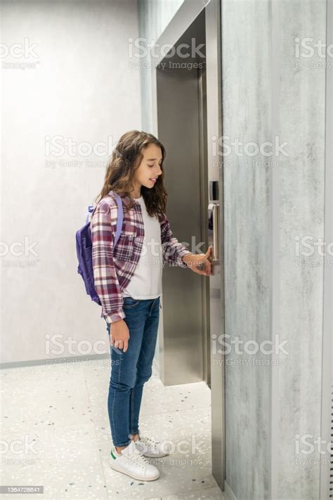 엘리베이터를 호출 하는 배낭과 집중 된 귀여운 쾌활 한 십 대 엘리베이터에 대한 스톡 사진 및 기타 이미지 엘리베이터 아이 사람들 Istock