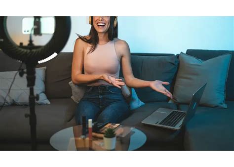 How to Start a Vlog (Video Blogging): Vlogging Guide
