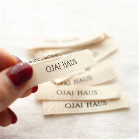 라벨핸즈 라벨디자인and라벨제작 장인👩🏻‍🎨 오늘은 평직 아니고 능직 면소재 보여드려요 ️평직은 세로실과 가로실이 한올한올씩 상하로 교차해 만드는 가장 기본적인