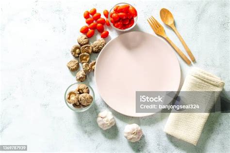 접시와 재료 건강한 음식 야채 레몬과 병아리콩 콘크리트 배경에 빈 흰색 접시 주위에 상단 보기 텍스트를위한 여유 공간 채식주의 자 및 비건 식품 개념 복사 공간 플랫 레이