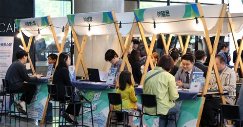 아이와 함께 채용 상담 받는 구직자