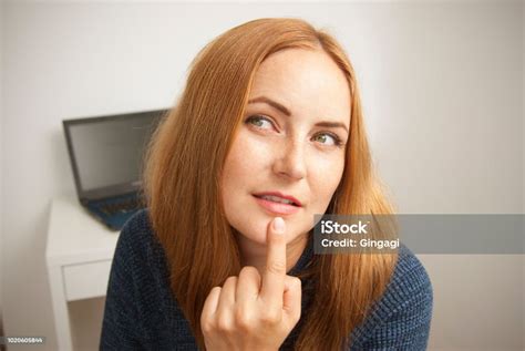 사려깊은 프리랜서 소녀 또는 여자는 가정에서 작동합니다 파란색 스웨터를 입고 프리랜서 작업 장소와 작업입니다 인터넷 및 통신