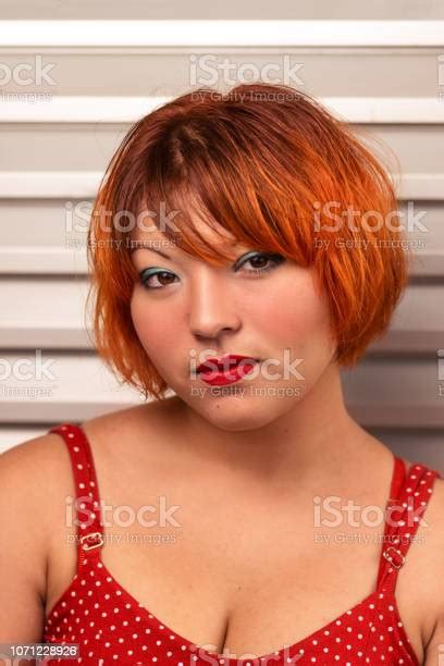 근접 촬영 얼굴만 여자의 초상화는 Readhead 브라질 아시아 젊은 읽기 머리와 빨간 립스틱 건강한 생활방식에 대한 스톡 사진 및 기타 이미지 Istock