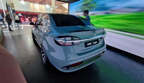 کی ام سی ایگل در کنار جک J4 برقی کرمان موتور در نمایشگاه تحول صنعت خودرو خودرونویس