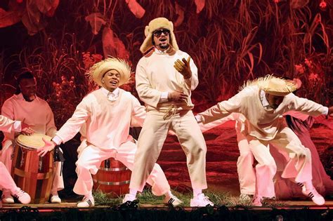 Takeaways From Bad Bunnys Deb Tirar M S Fotos A Very Personal Very Political Sixth Album