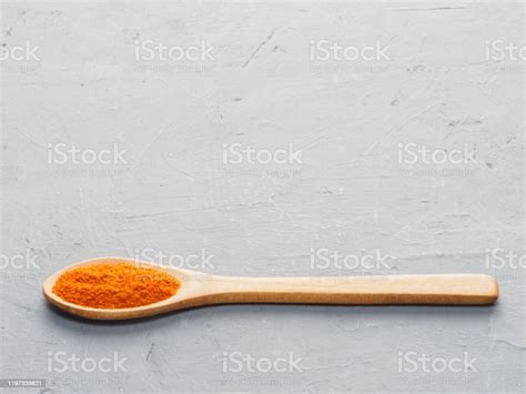 회색 콘크리트 배경에 나무 숟가락에 향신료 붉은 칠리 고추 인도 요리 아유르베다 자연 요법 개념 갈색에 대한 스톡 사진 및 기타 이미지 Istock