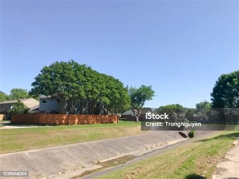 미국 텍사스 주 댈러스의 야외 배수관 근처 주거 지역의 조용한 뒷골목 운하에 대한 스톡 사진 및 기타 이미지 운하 0명 강 Istock