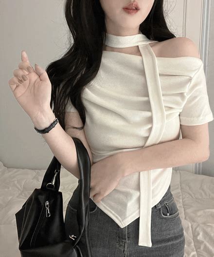 여리 셔링 스카프 넥 스트랩 타이 머플러 언발 오프숄더 반팔 color 베이지 블랙 아이보리 에이블리