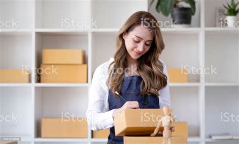 홈 오피스에서 자신의 직업 쇼핑 온라인 사업에 소포 상자를 가진 성공적인 아시아 여성 기업가 중소 기업을 시작 Sme 개념