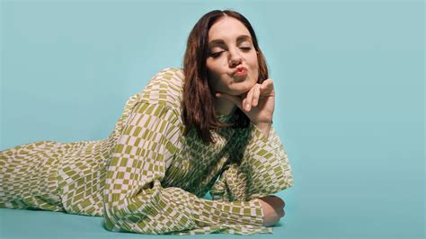 Sapling Like A Model Popmuzik