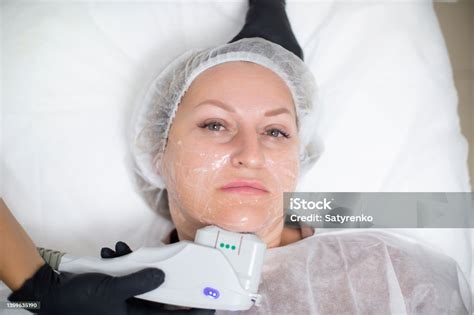 미용실에 있는 한 여성이 Smas 리프팅 절차를 받습니다 비 수술 초음파 안면 리프트 젊어짐 보습 주름 제거 피부 톤 및 탄력