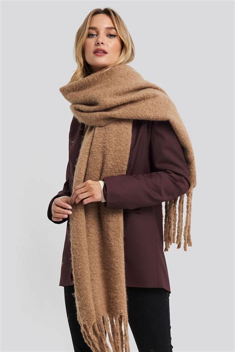 Na Kd Chunky Fluffy Scarf Brown In Camel Modesens Modische Schals