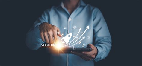 시작 개념입니다 태블릿에서 홀로그램 가상 인터페이스에 로켓 발사 아이콘과 네트워크 연결을 가진 사업가 빠른 비즈니스 성공 개발에 대한 스톡 사진 및 기타 이미지 Istock