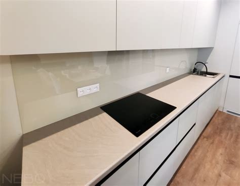 Жемчужно белая стеклянная стеновая панель для фартука кухни с окраской в Ral 1013 в Москве