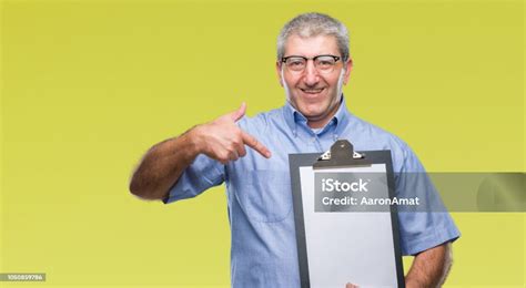 자신에 게 놀라운 얼굴 가리키는 손가락으로 격리 된 배경 위에 잘생긴 수석 관리자 남자 지주 클립보드 가리키기에 대한 스톡 사진 및 기타 이미지 Istock