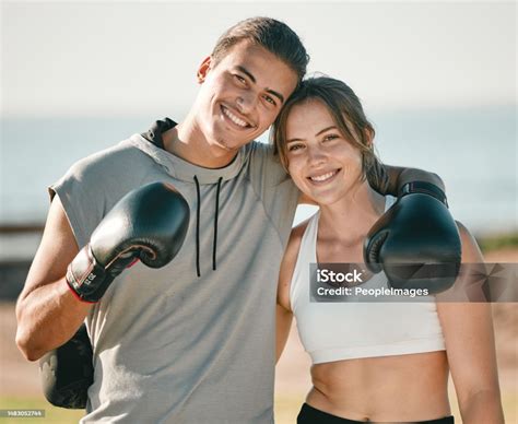 커플 피트니스 복싱 운동은 건강과 웰빙을 위해 자연 공원에서 야외로 활동한다 여성과 개인 트레이너는 동기 부여 에너지 및 코칭으로 스포츠 운동 또는 Mma 훈련에 만족합니다