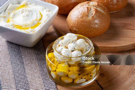 라바네 공 인기 있는 중동 전채 라브네 또는 라바네 부드러운 화이트 염소 밀크 치즈 0명에 대한 스톡 사진 및 기타 이미지 0명 거품 내기 건강한 식생활 Istock