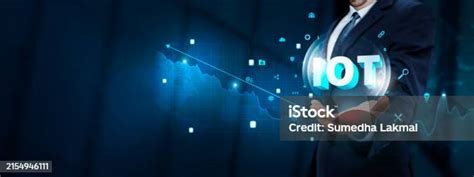 Iot 기술 아이콘이 있는 가상 Iot 아이콘을 들고 있는 사업가 연결성 및 상호 운용성 스마트 장치 및 센서 0명에 대한 스톡