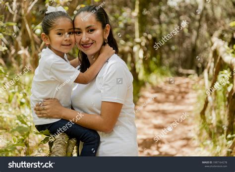 3 058 Imágenes De Abrazo Mexicano Imágenes Fotos Y Vectores De Stock Shutterstock