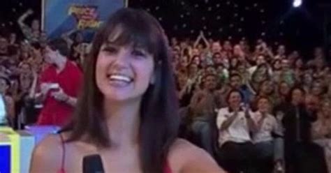 Glamorous Tv Presenter Left Red Faced After Wardrobe Malfunction While