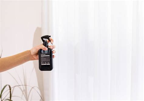 방향제·미스트 같은 스프레이 제품 뿌리면 바닥 꼭 닦으세요