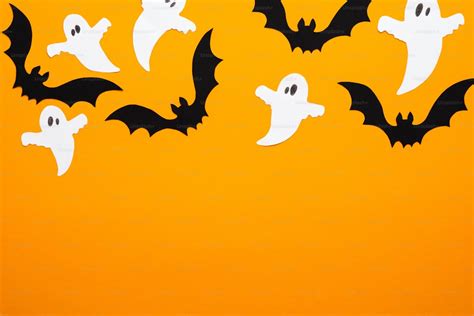 해피 할로윈 개념입니다 할로윈 장식 박쥐 주황색 배경에 유령의 프레임 복사 공간이 있는 할로윈 파티 인사말 카드 모형