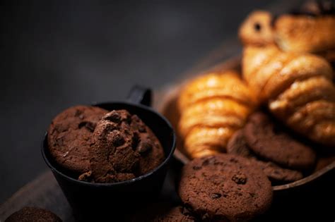 어두운 테이블 배경에 검은 컵에 신선한 크로와상과 쿠키가있는 아침 식사 0명에 대한 스톡 사진 및 기타 이미지 0명 갈색 개성 개념 Istock