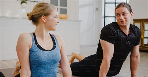 운동복을 입은 젊은 미국 부부는 아침에 집에서 부엌에서 운동하는 요가 운동을 하고 있다 스포츠 및 레크리에이션 활동 사회적 거리두기 코로나 바이러스 예방 개념에 대한