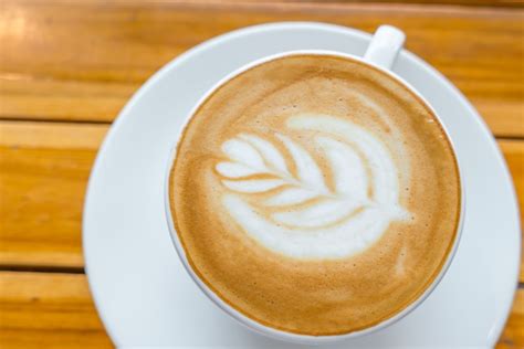 테이블에 라떼 커피 아트 무료 사진