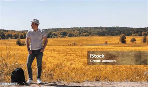 젊은 남자는 자연에서 여행 아름 다운 공원의 어깨에는 배낭 여행 가 한 가방으로 히 치 하이킹 가방에 대한 스톡 사진 및 기타 이미지 Istock