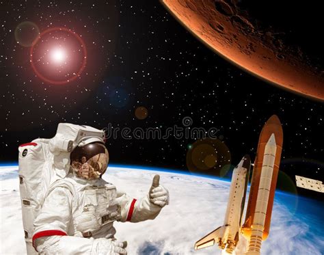 宇航员向人们展示了飞到火星 飞向火星的火箭 美国宇航局提供的这幅图的元素 库存图片 图片 包括有 装备 行星