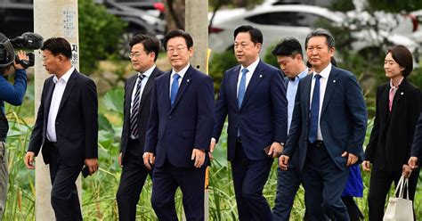 文 전 대통령 사저 방문 마친 더불어민주당 지도부