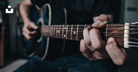 방에서 기타를 연주하는 사람 사진 Unsplash의 무료 남자 이미지