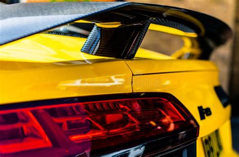 Auto Audi Gialla Con Spoiler Nero In Primo Piano Colore Vivido E Bellissimo Incredibile