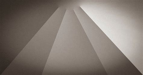 디자인을 위한 그라디언트와 줄무늬가 있는 추상 회색 배경 8k 풀 포맷 애쉬 색상의 기하학적 모양 선 삼각형 줄무늬 납 색상의
