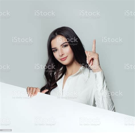 귀여운 비즈니스 여자 가리키는 고 흰색 바탕에 태그 행 Advertisiment 또는 텍스트 메시지에 대 한 빈 복사본 공간 영역 종이 보드를 들고 비즈니스 마케팅 및 프레